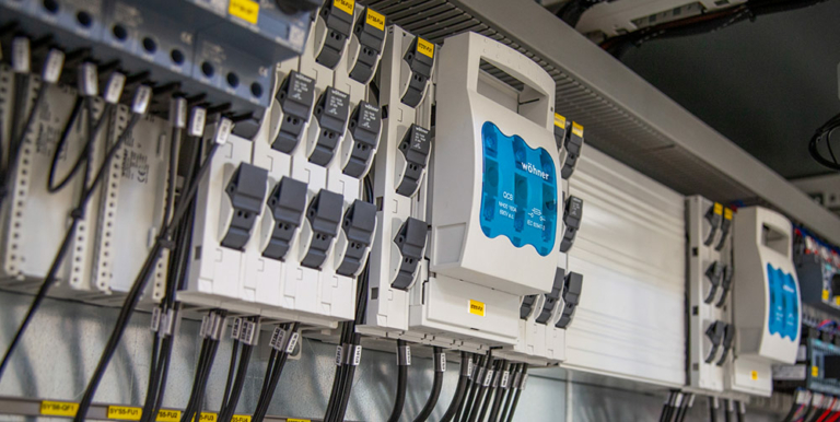 The Advantages of Busbar Systems in Electrical Panels - CIE Italia
